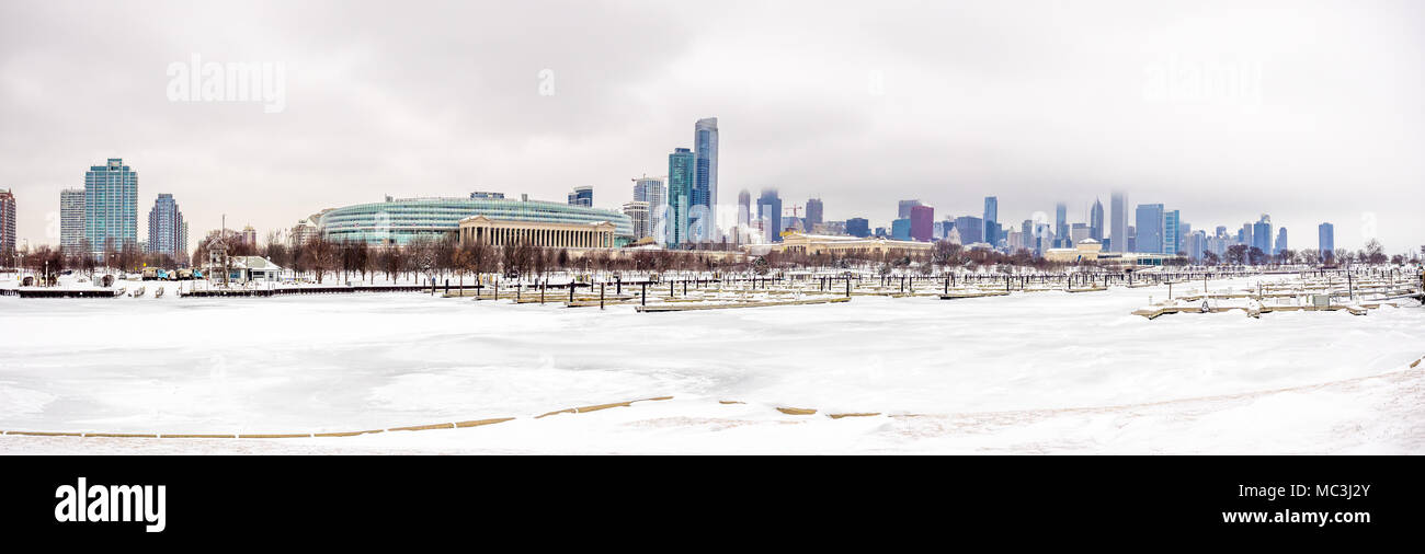 Frozen lake Michigan and the Chicago skyline Stock Photo - Alamy