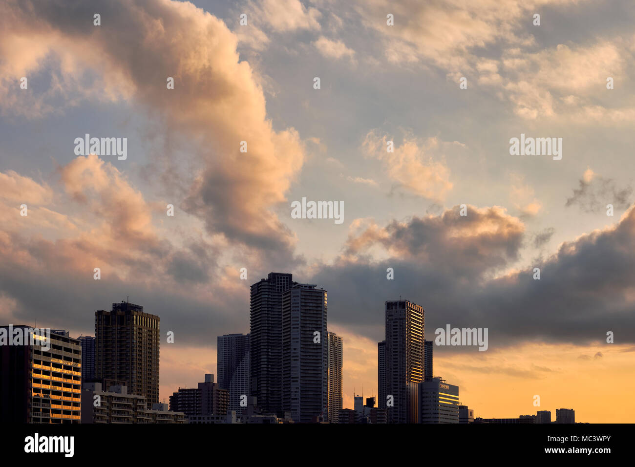 Dramatic clouds over Tokyo cityscape at sunset, Tokyo, Japan Stock ...