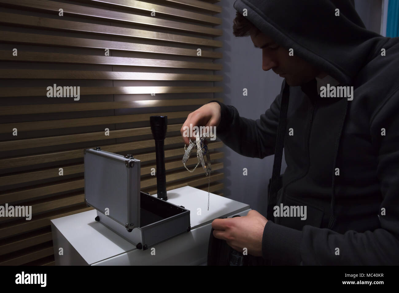 Hand holding gold jewellery hi-res stock photography and images - Alamy