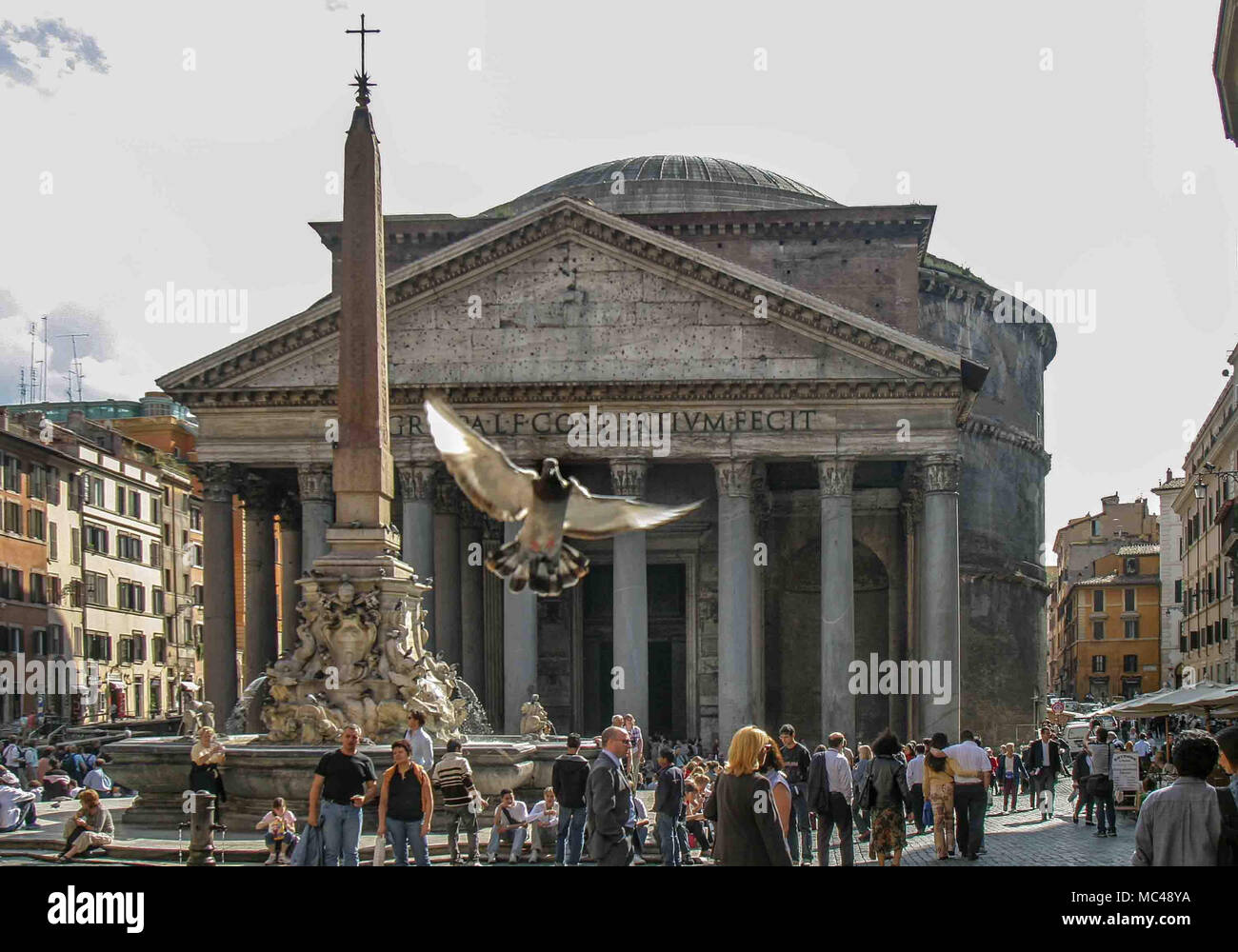 Rome, Italy. 14th Oct, 2004. Tourists crowd the Piazza della Rotonda ...