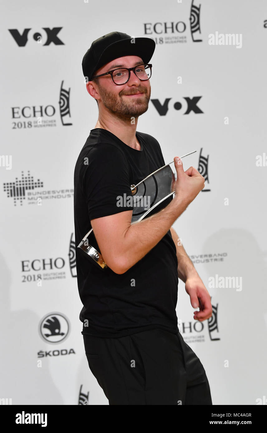 12 April 2018, Germany, Berlin: Singer Mark Forster showing his Echo ...