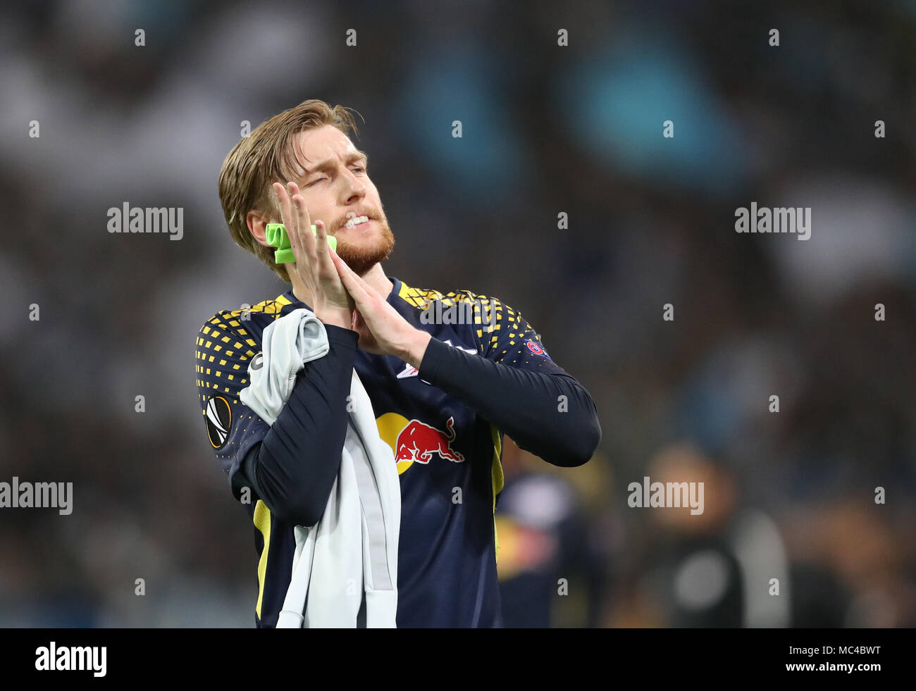 Clapping at fans hi-res stock photography and images - Alamy