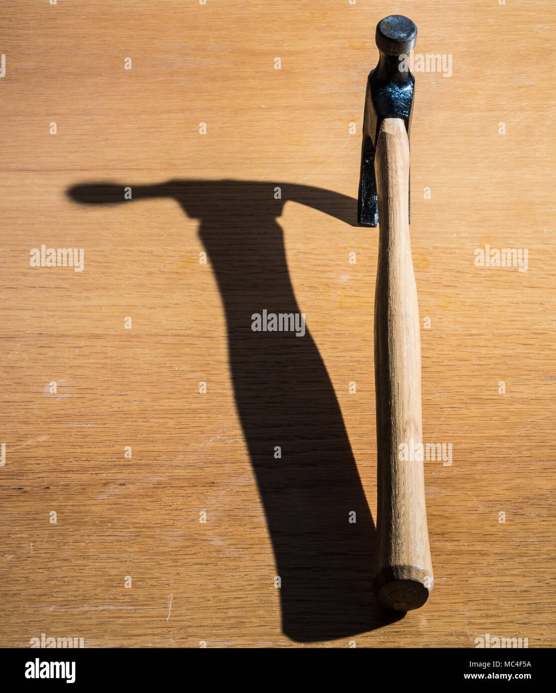 claw hammer shadow on wood Stock Photo - Alamy
