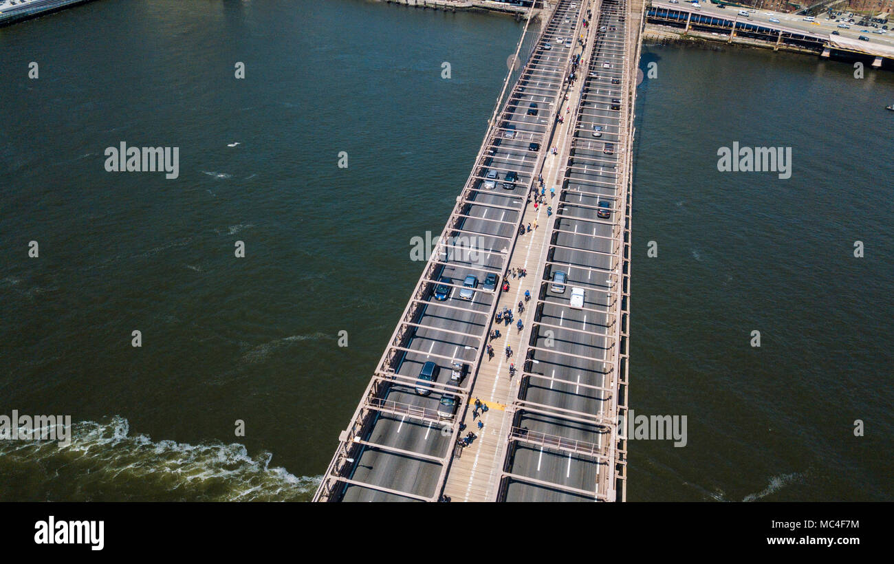 Pedestrians on the Brooklyn Bridge, New York City, USA Stock Photo - Alamy