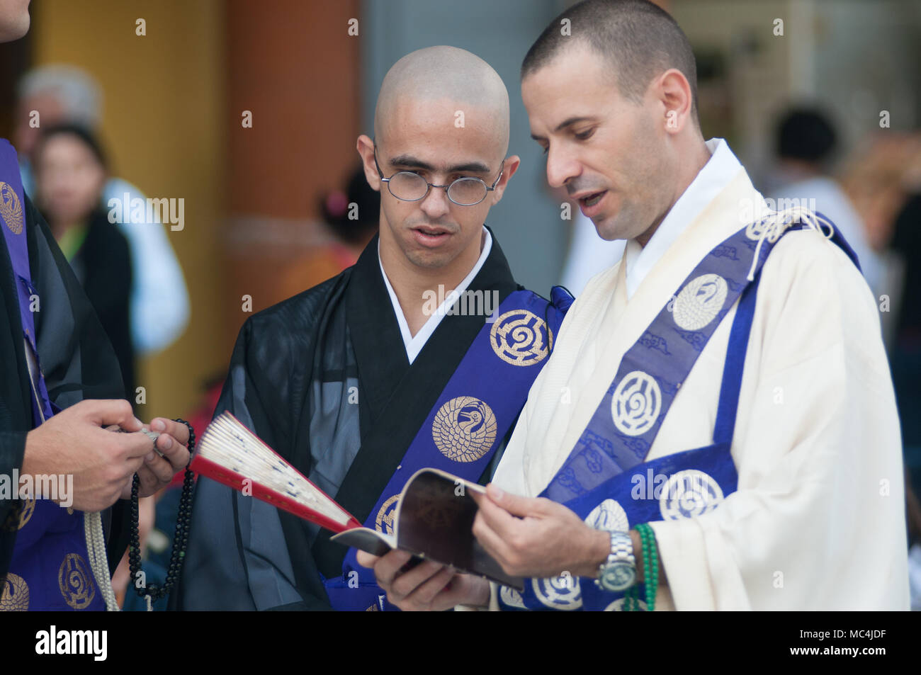 Monks of various Buddhist sects present in Sao Paulo in party dresses ...