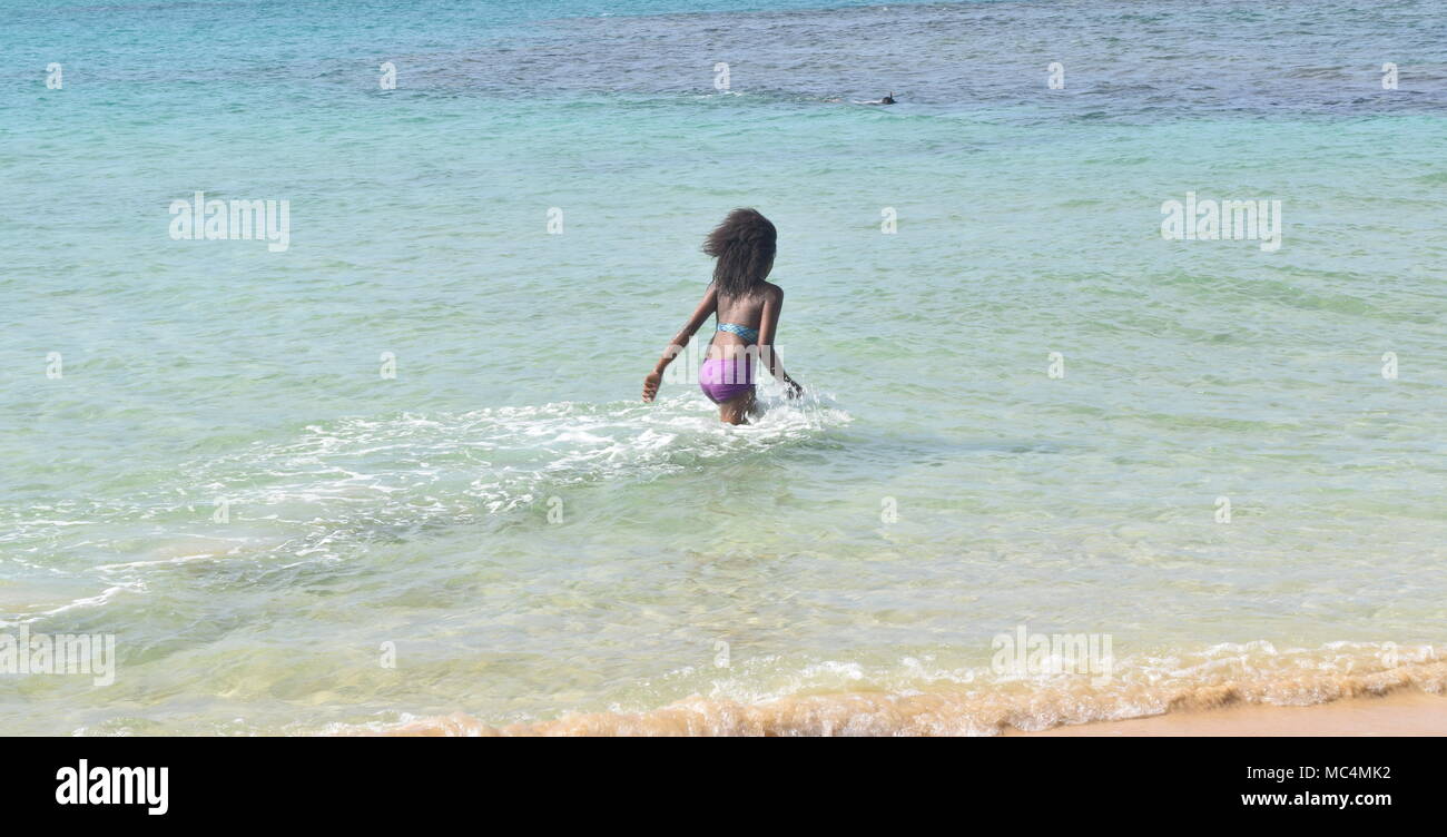Kids running from waves hi-res stock photography and images - Alamy