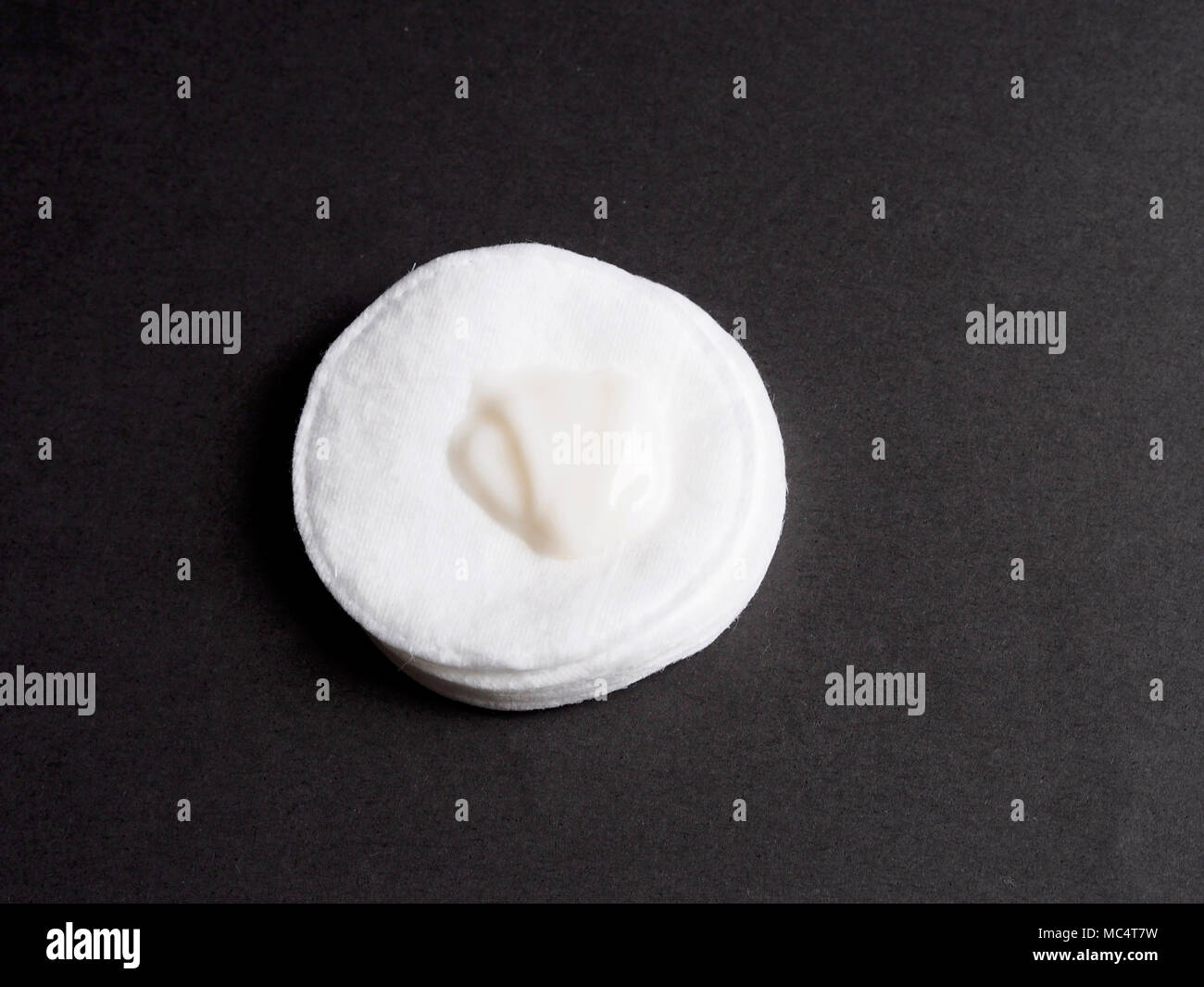 Cotton disc hi-res stock photography and images - Alamy