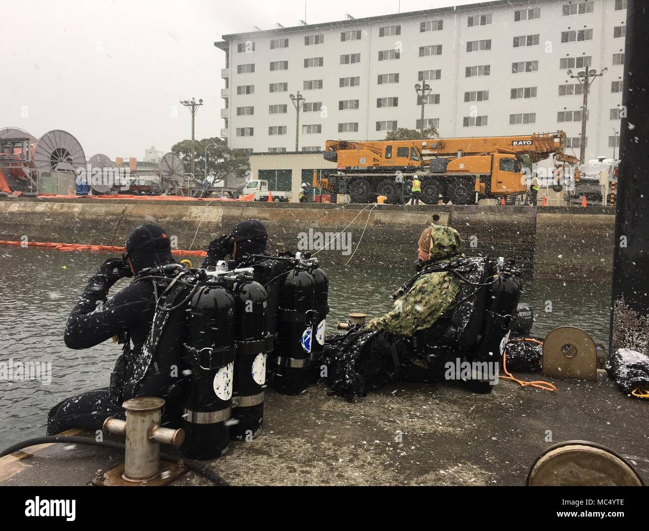 U.S. Navy Seabees with Underwater Construction Team 2 (UCT 2 ...