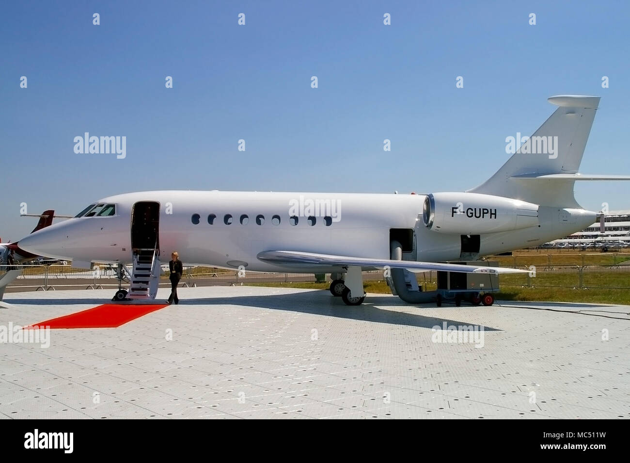 Dassault falcon 2000ex 75 hi-res stock photography and images - Alamy
