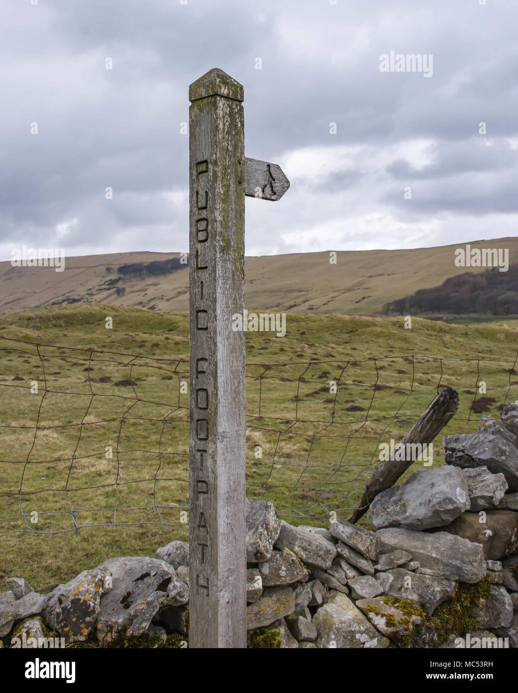 Wooden sign covered in moss hi-res stock photography and images - Alamy