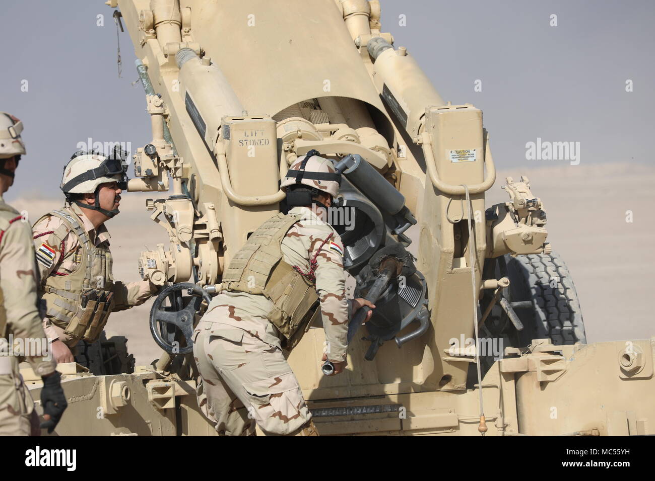 Iraqi army soldiers open the breach on a M198 155 mm howitzer while ...
