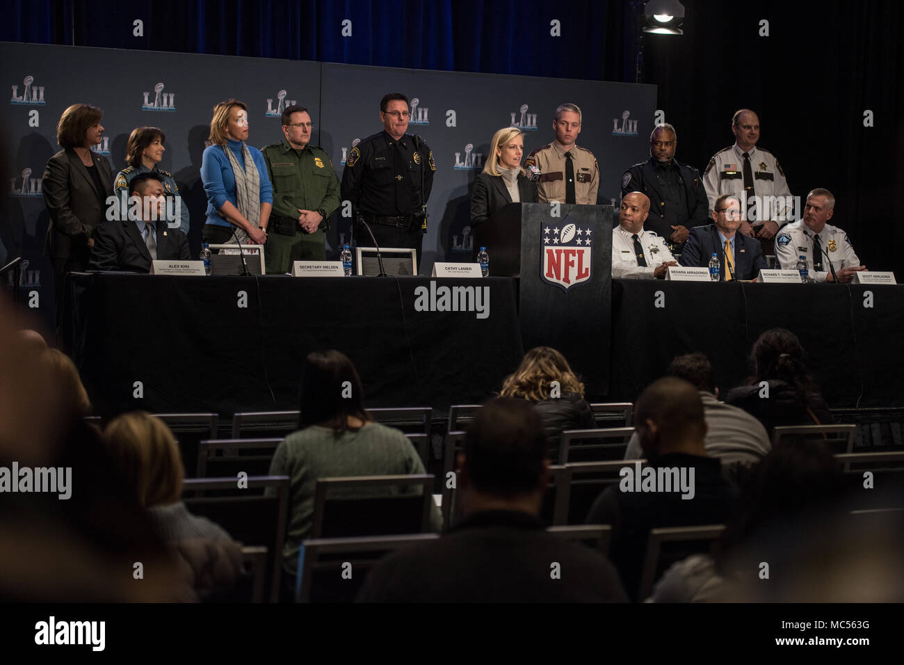 Nfl fans cheering hi-res stock photography and images - Alamy