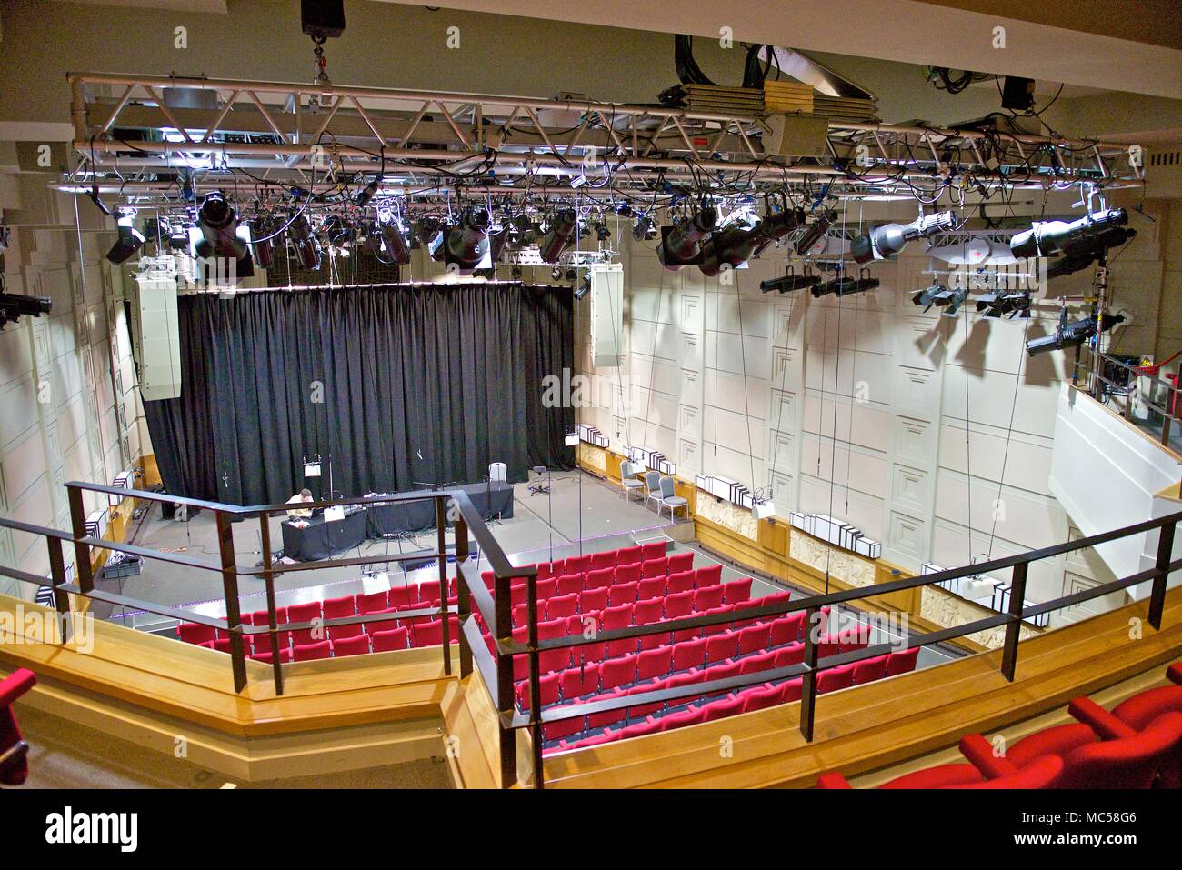 Eric gill statue hi-res stock photography and images - Alamy