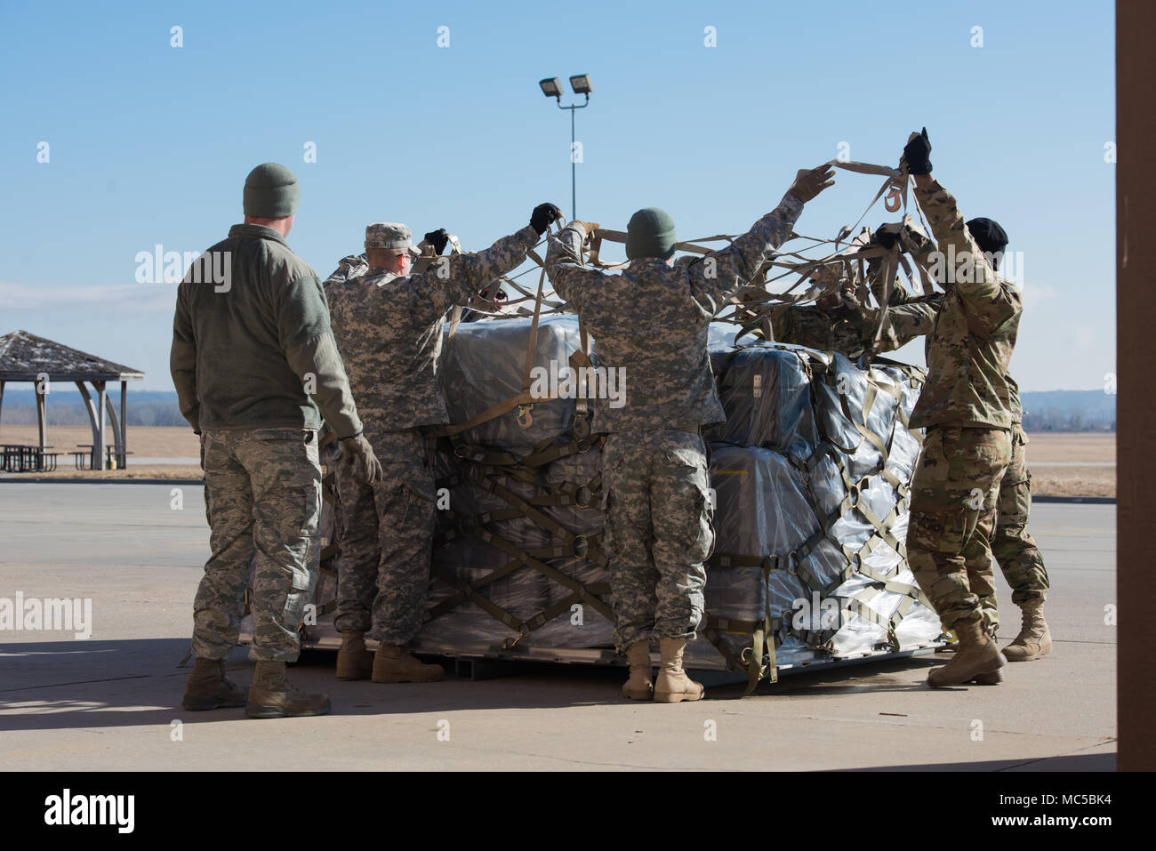 Soldiers from the U.S. Army Reserve 561st Regional Support Group ...