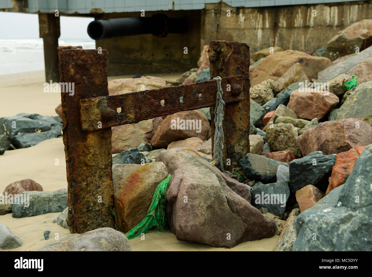 Rubble beach hi-res stock photography and images - Alamy