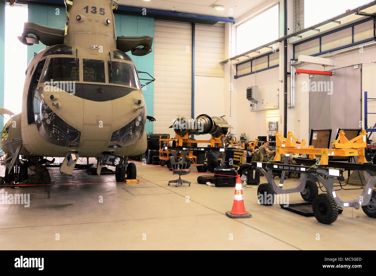 400 hours phase maintenance on an ch 47 chinook helicopter hi-res stock ...