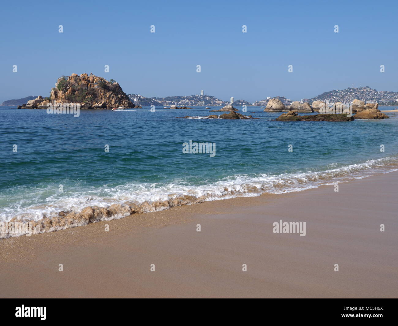 Acapulco rocks in water mexico hi-res stock photography and images - Alamy