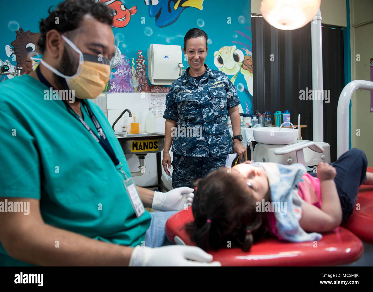 180406-N-UP035-0067 PUERTO BARRIOS, Guatemala (April 06, 2018) Cmdr ...