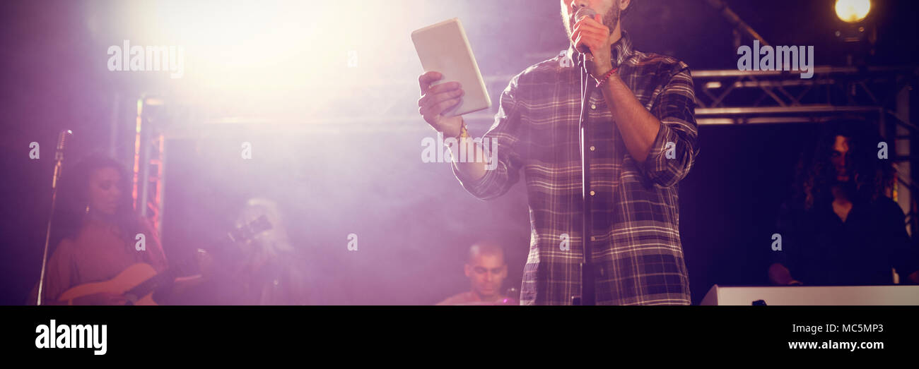 Holding digital tablet hi-res stock photography and images - Alamy