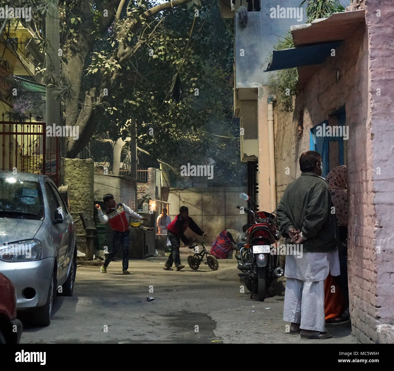 Children playing in street delhi hi-res stock photography and images ...