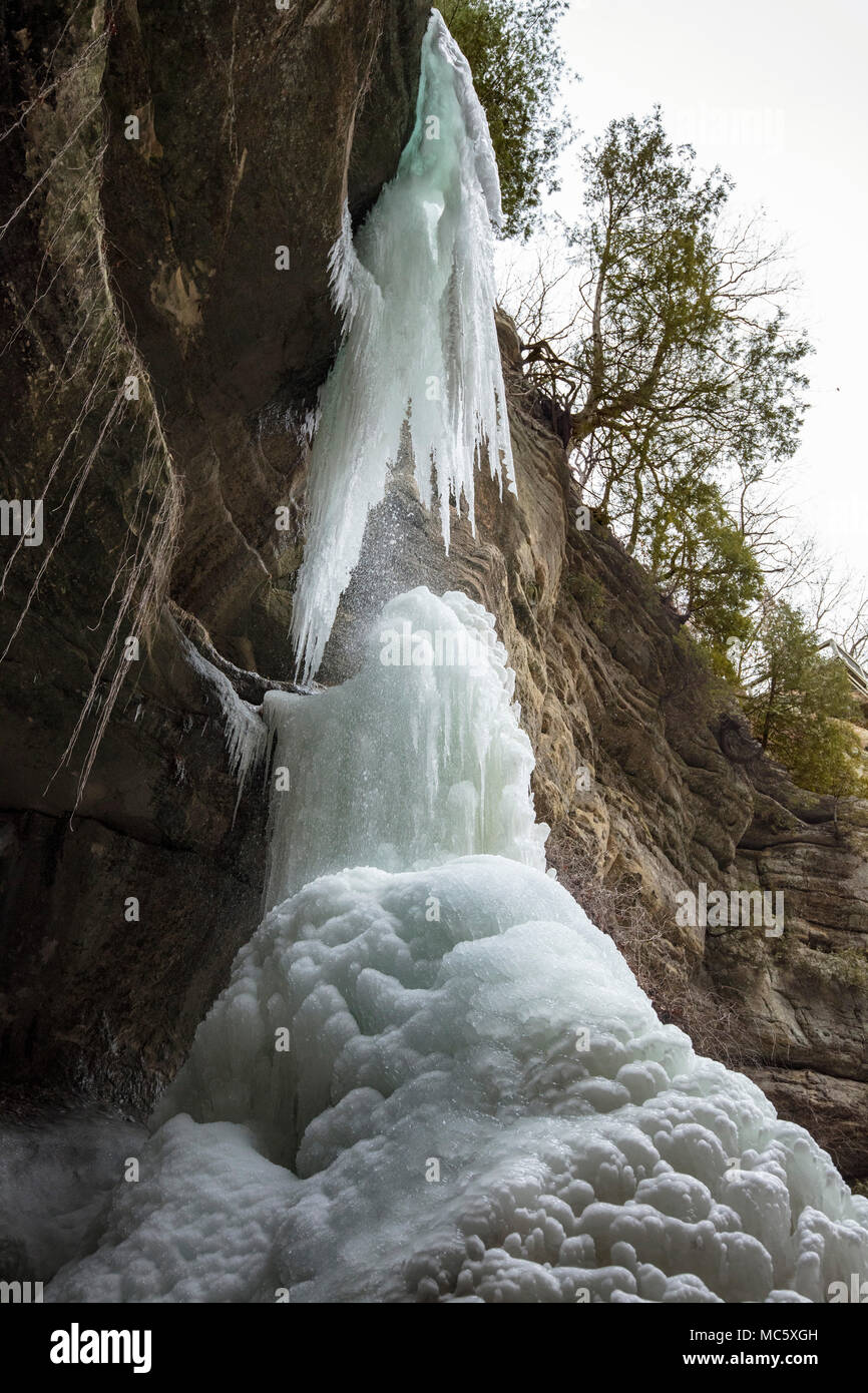 Frozen, icy waterfall in Wildcat Canyon, Starved Rock State Park ...
