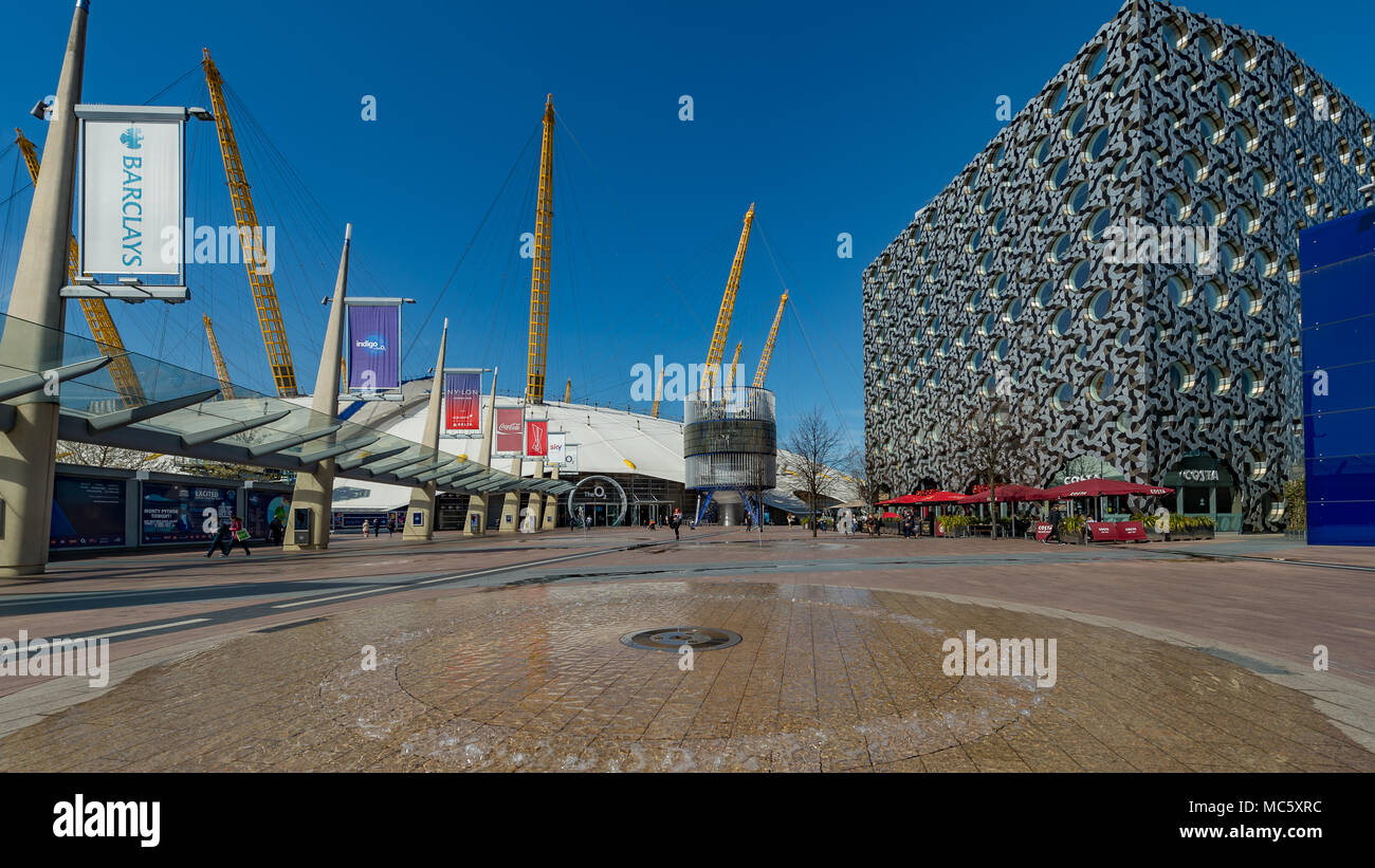 O2 advert hi-res stock photography and images - Alamy