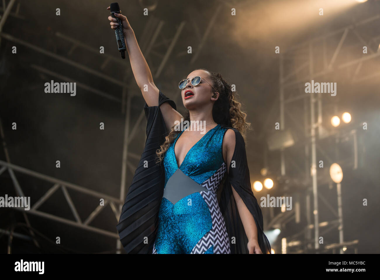 Ella eyre singer hi-res stock photography and images - Alamy