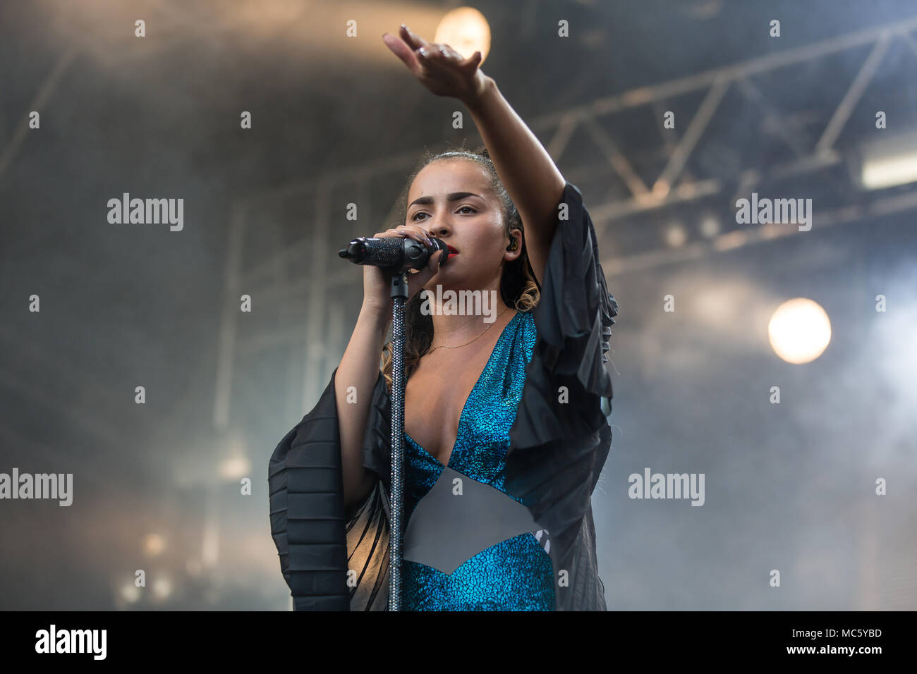 Ella eyre singer hi-res stock photography and images - Alamy