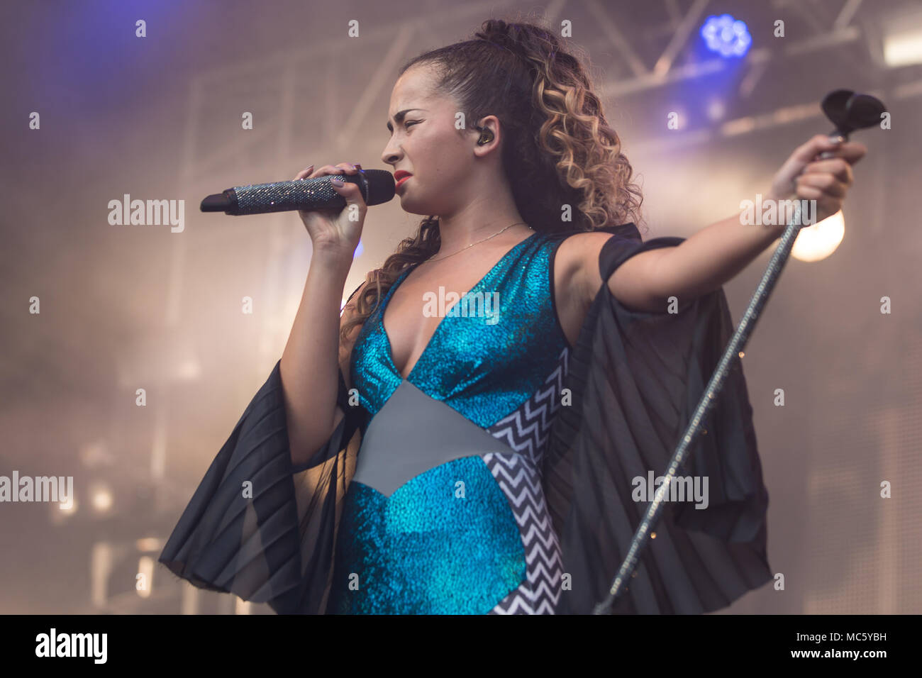 English female pop hi-res stock photography and images - Alamy