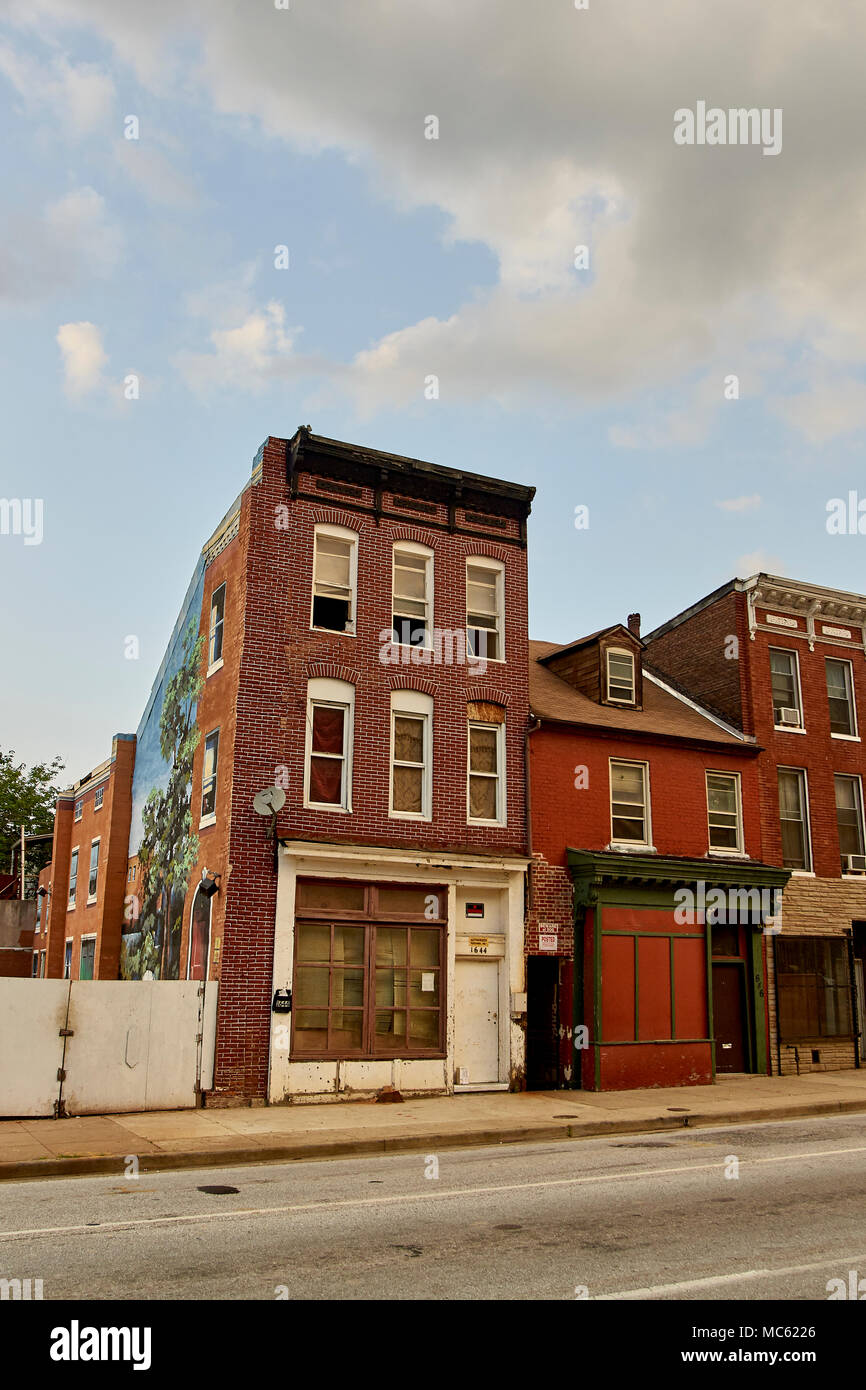 Baltimore streets brick houses hi-res stock photography and images - Alamy