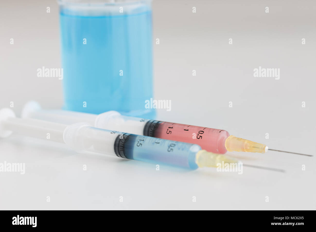 Two syringes hi-res stock photography and images - Alamy