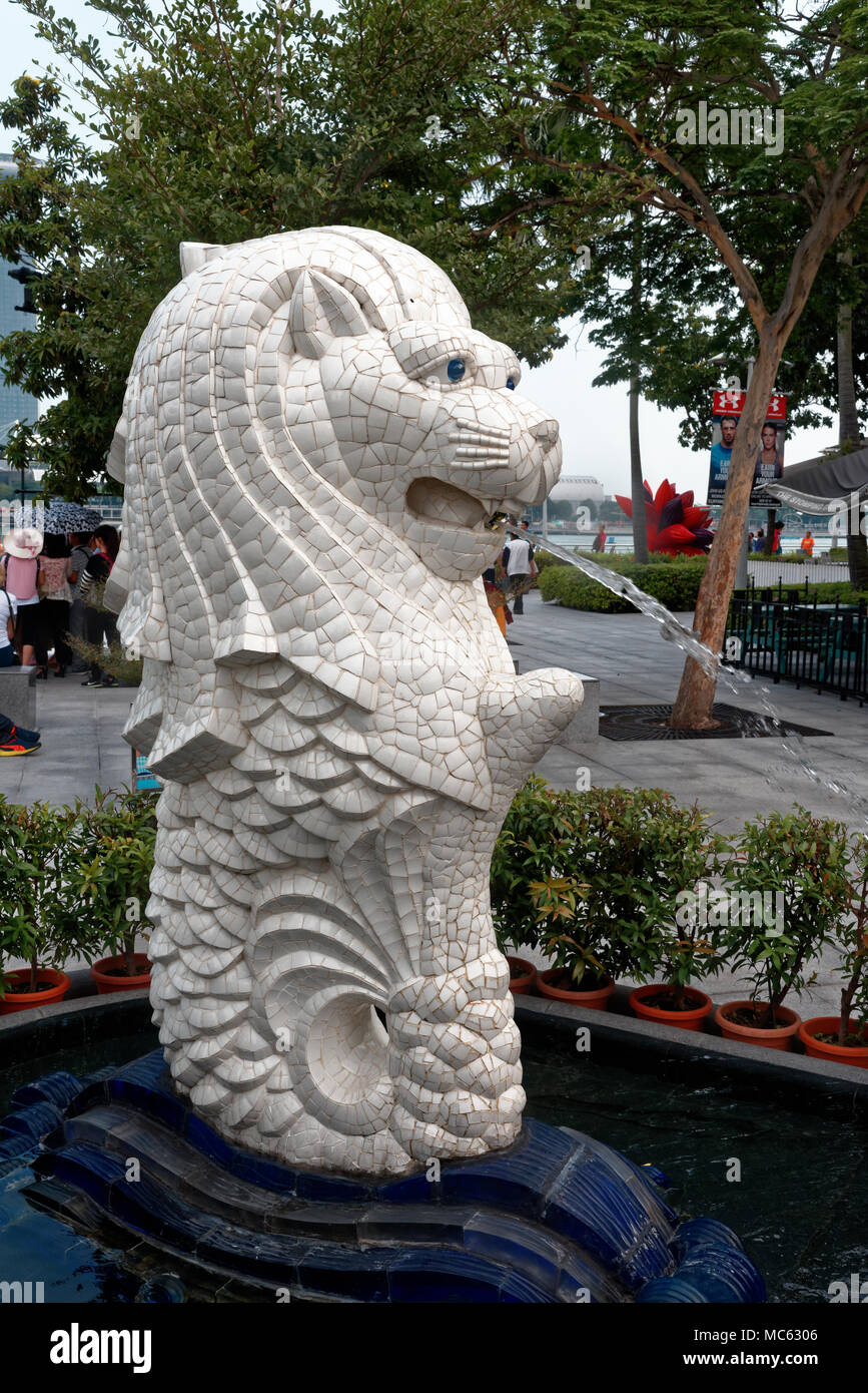The flowing water spout of the landmark Singapore Merlion with Marina ...