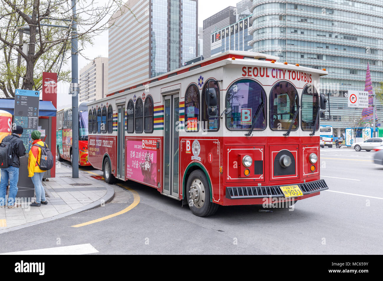Seoul bus tour hi-res stock photography and images - Alamy