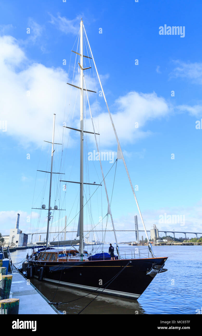 Yacht crew working hi-res stock photography and images - Alamy