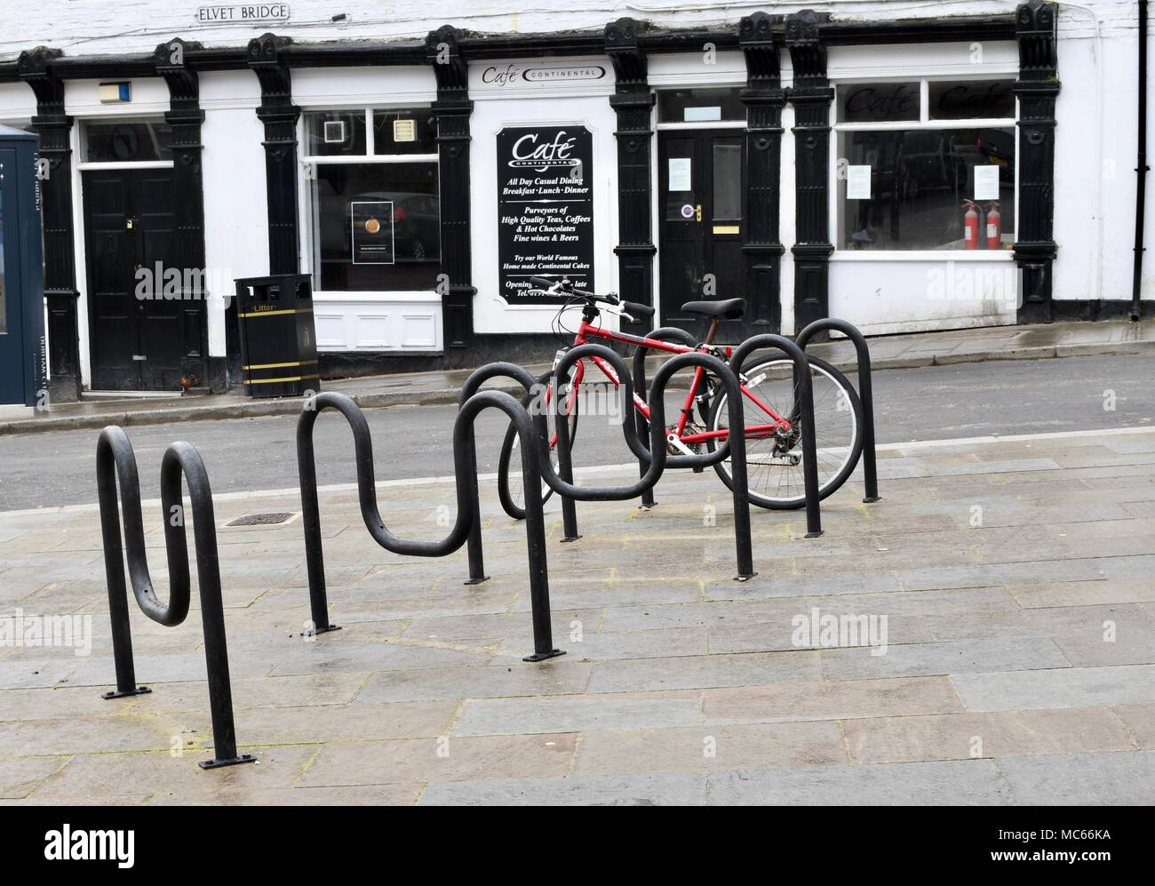 Red bridge railings hi-res stock photography and images - Alamy