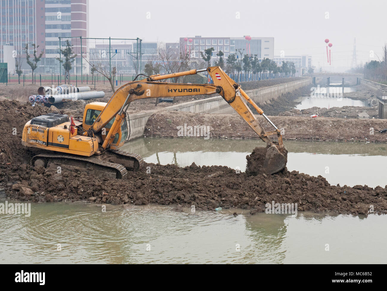 Earthwork dam hi-res stock photography and images - Alamy