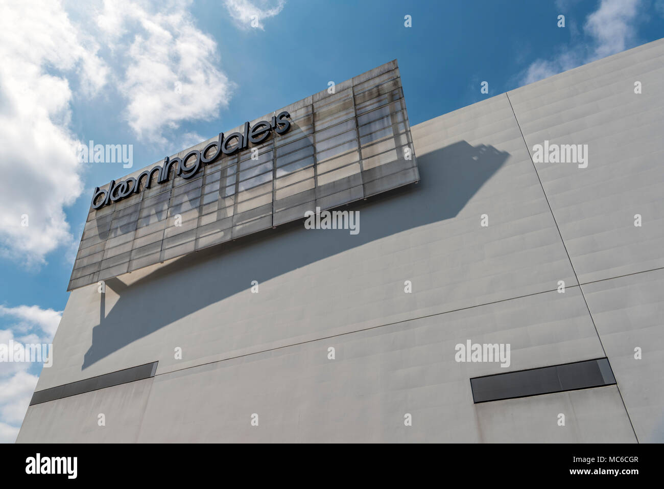 Bloomingdale's sign on side of store, Sherman Oaks, Los Angeles Stock ...