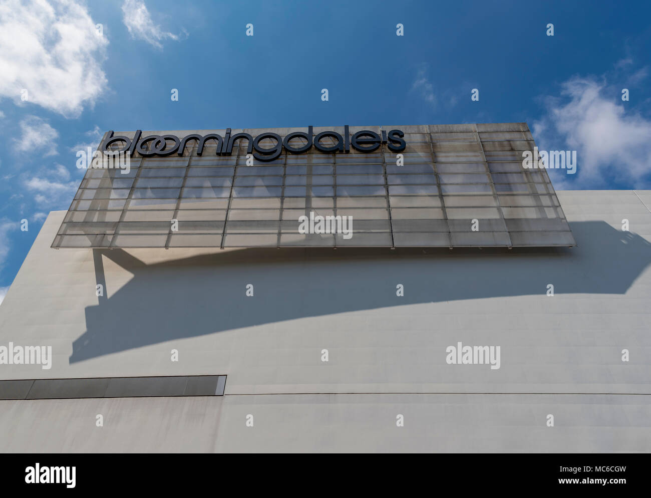 Bloomingdale's sign on side of store, Sherman Oaks, Los Angeles Stock ...