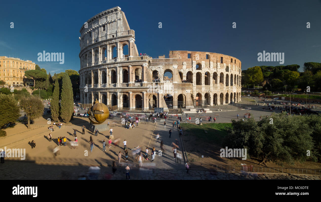 Rome, October 2017: Crowd of tourists visiting the iconic monument ...