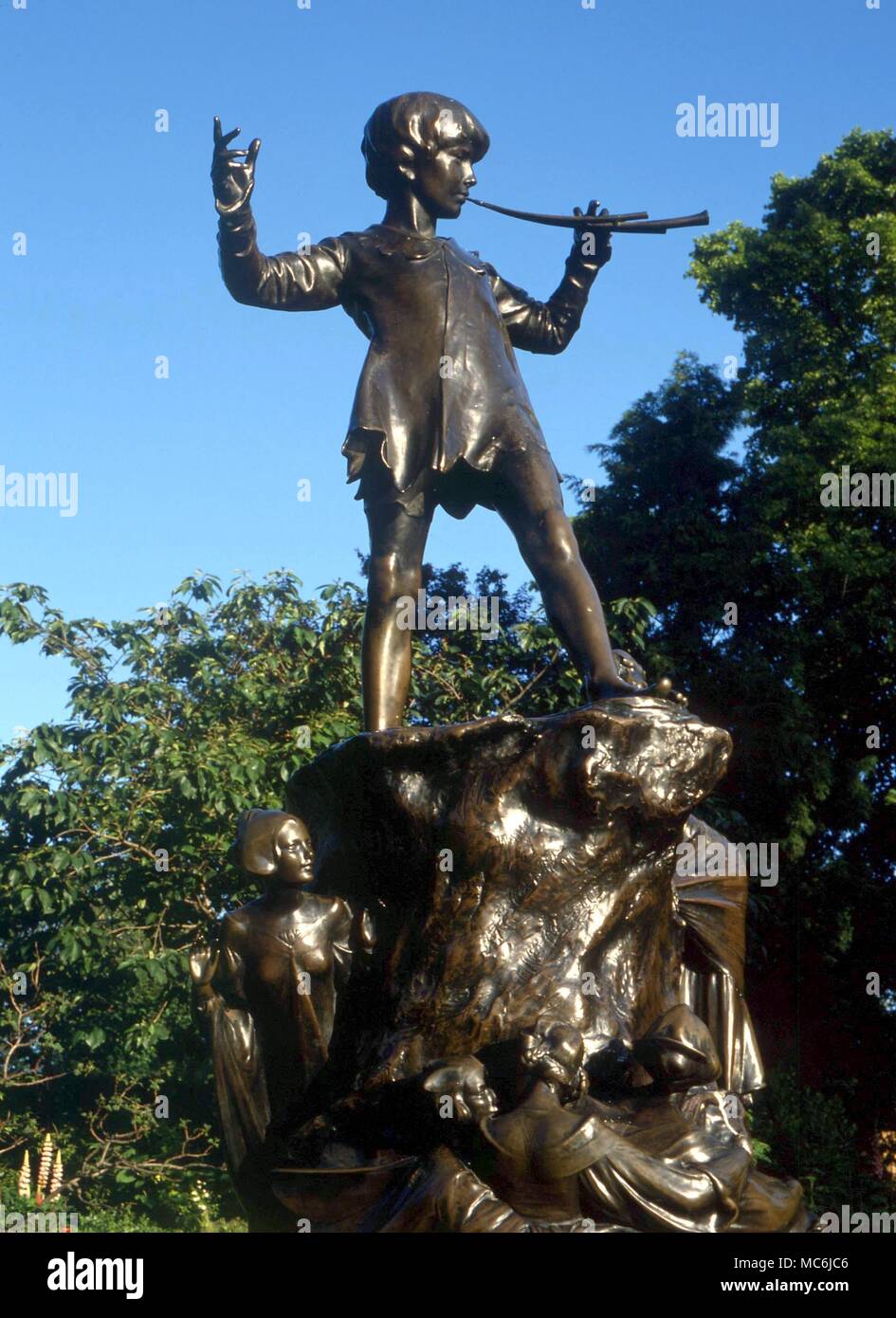 Kensington gardens, peter pan statue hi-res stock photography and ...