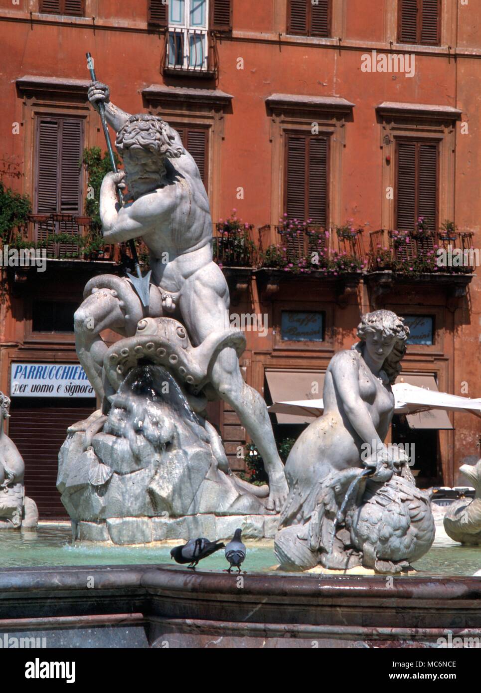 Roman statue rome hi-res stock photography and images - Alamy