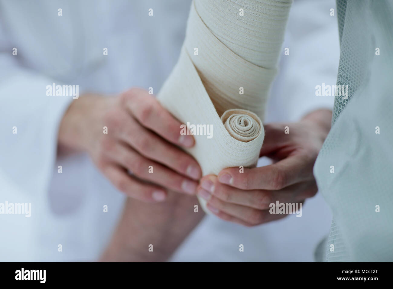 closeup.doctor applying elastic bandage Stock Photo - Alamy