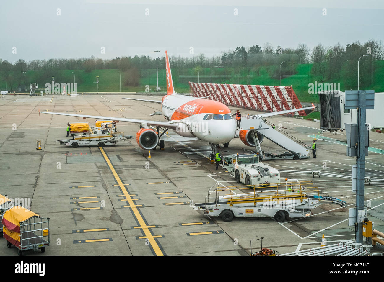Lgw hi-res stock photography and images - Alamy