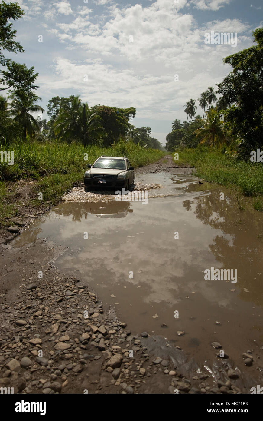 Car crossing puddle water hi-res stock photography and images - Alamy