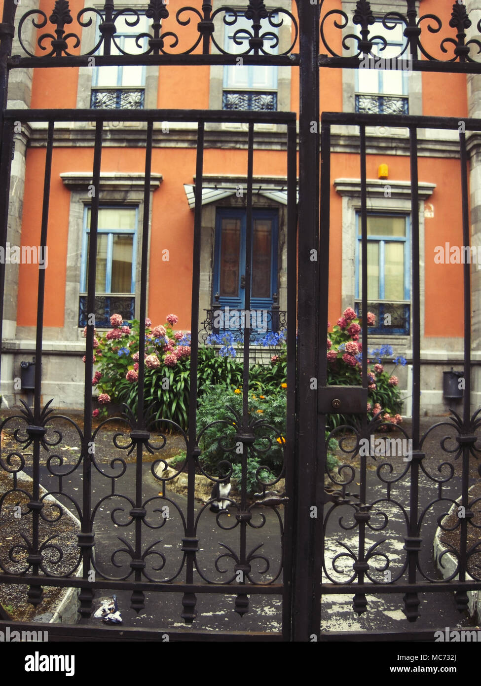 Luxury villa entrance iron gate hi-res stock photography and images - Alamy