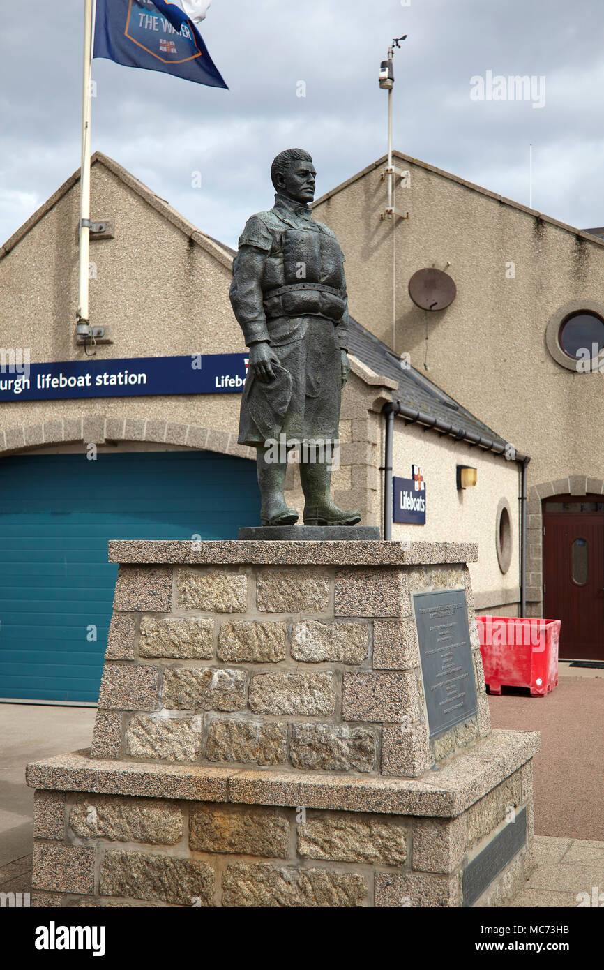 Lifeboat hero statue hi-res stock photography and images - Alamy