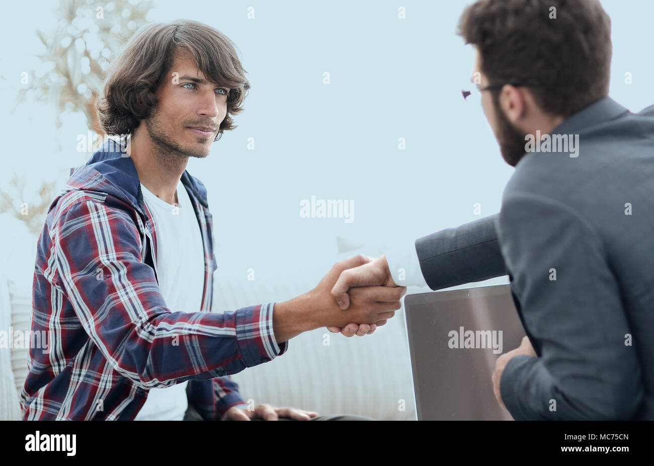 Manager shakes hands client hi-res stock photography and images - Alamy