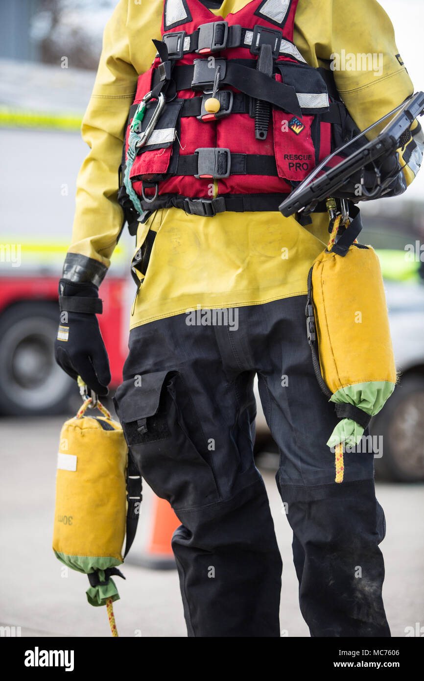 Fireman rescuing someone hi-res stock photography and images - Alamy