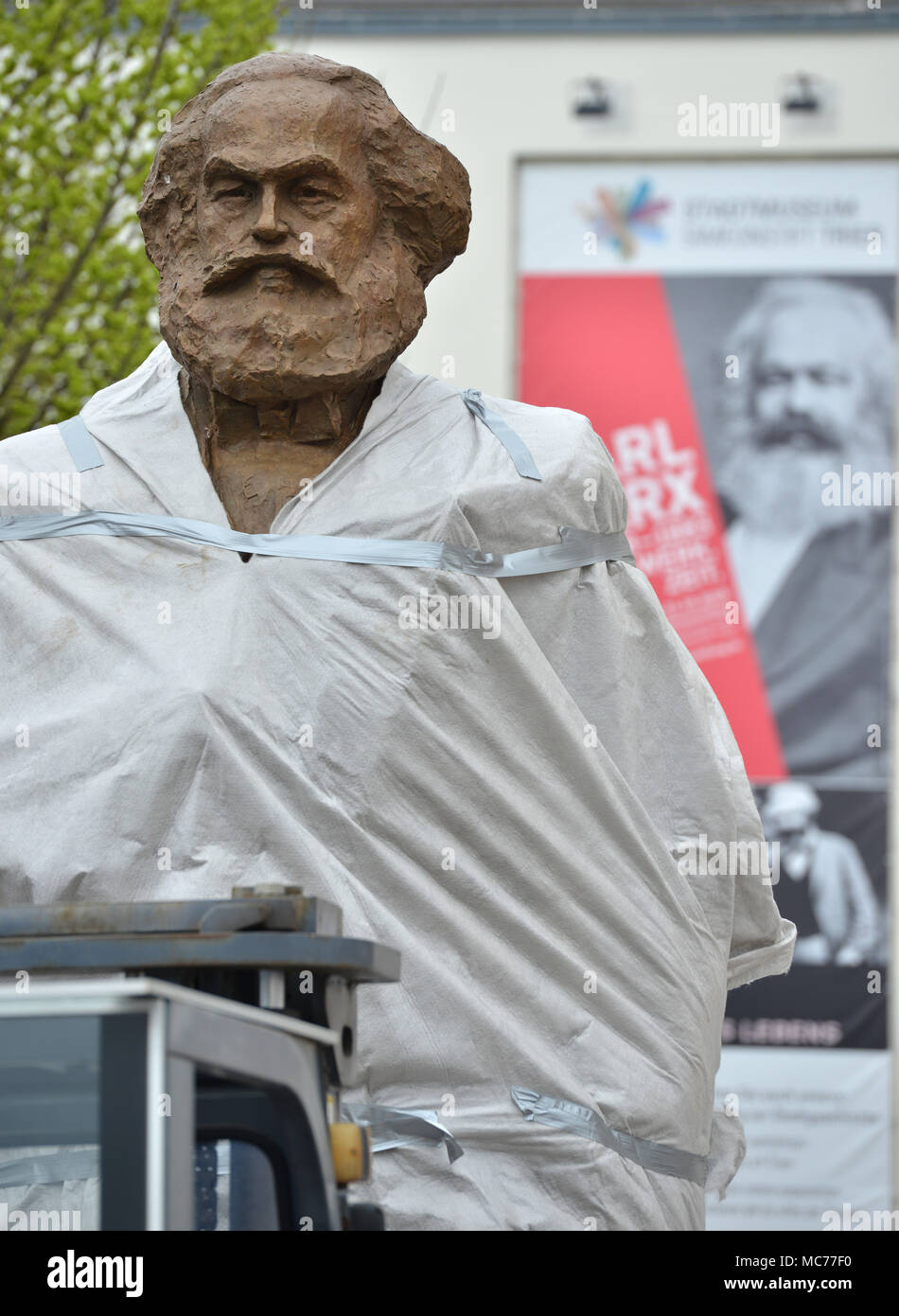 13 April 2018, Germany, Trier: The head of the 2.3 ton, 4.4 metre high ...