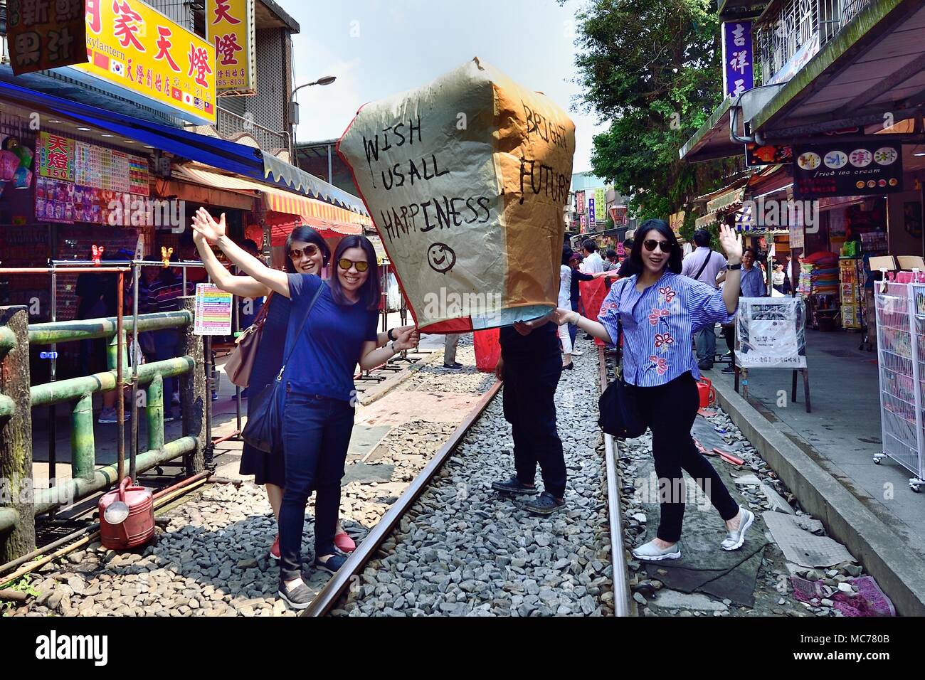Shifen, Tiawan. 13th Apr, 2018. Visitors at Shifen, Taiwan paint their ...